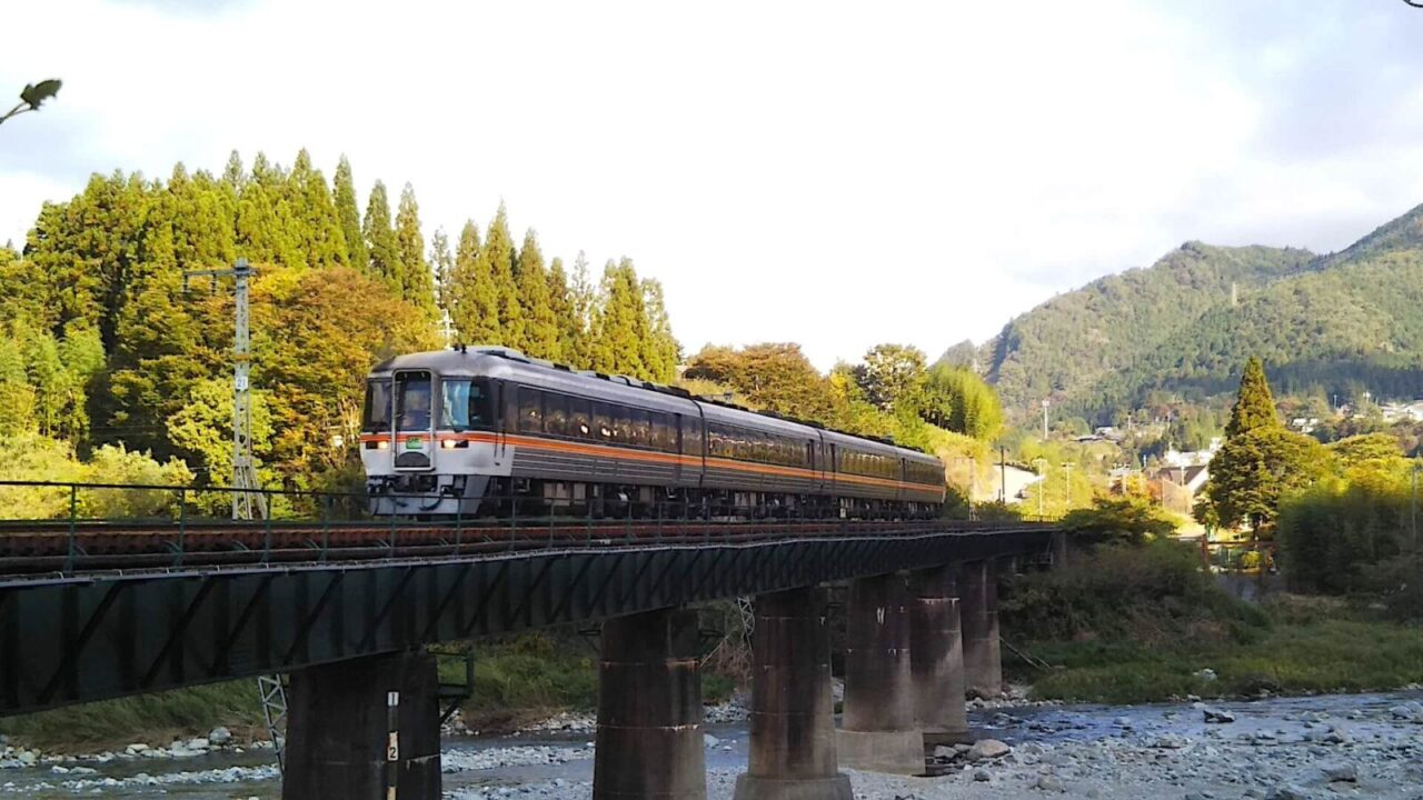 Limited Express Hida (Nagoya-Takayama-Toyama) - SNOW MONKEY RESORTS