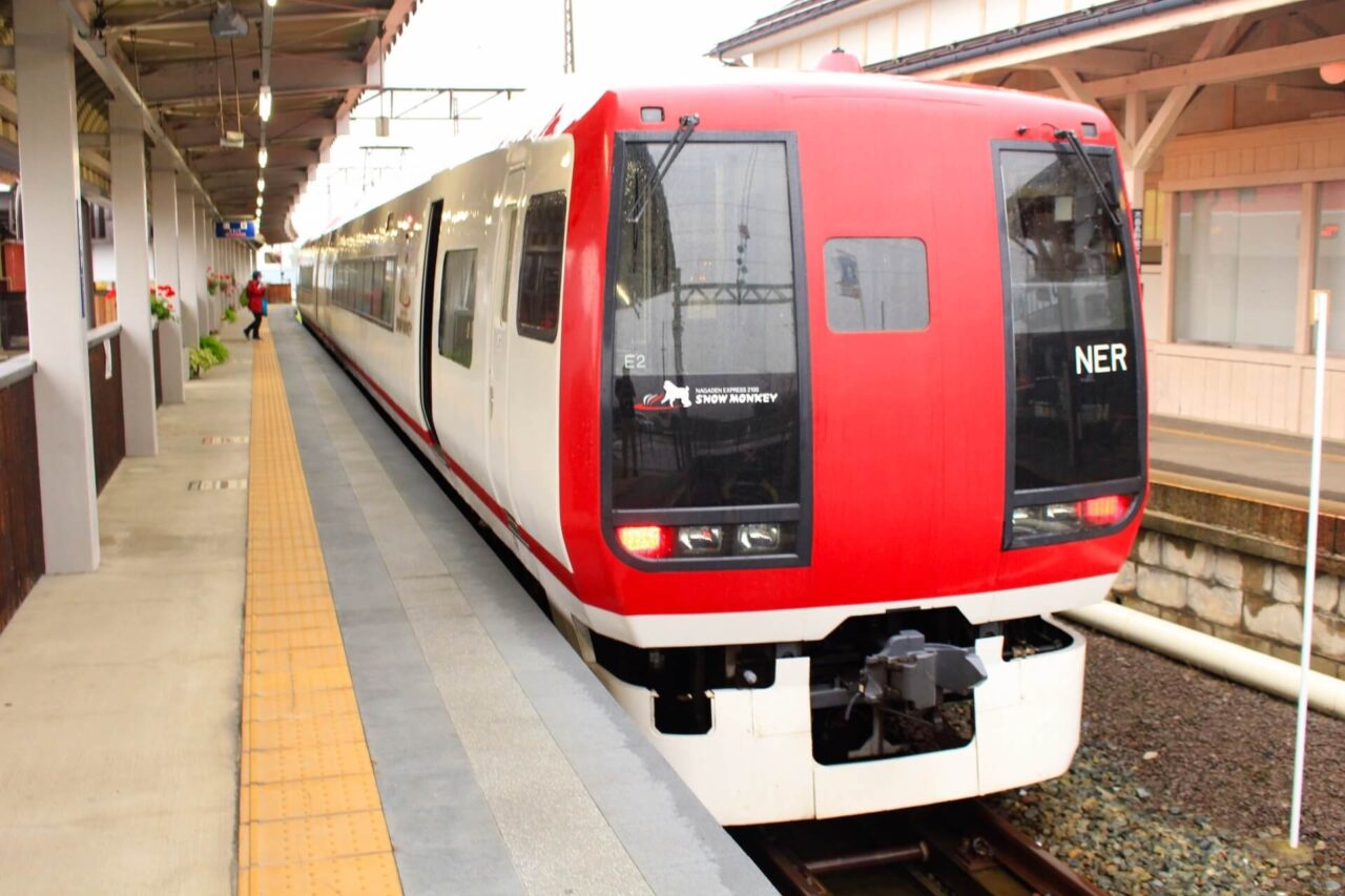 Nagano Dentetsu Line (Nagano-Yudanaka/Monkey Park) - SNOW MONKEY RESORTS