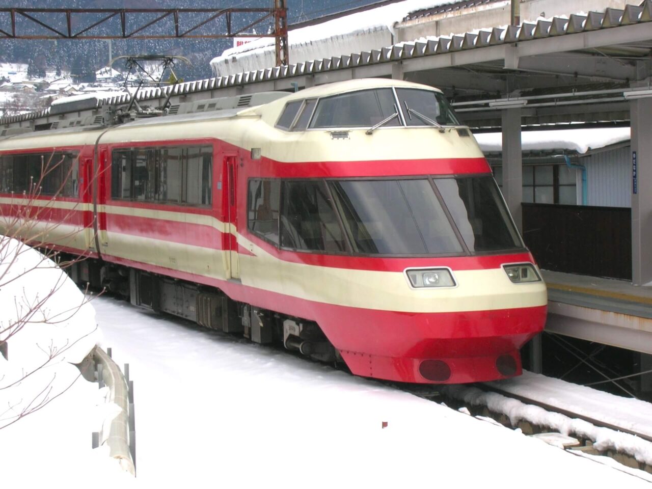 Snow Monkey Park Bus Stop - SNOW MONKEY RESORTS