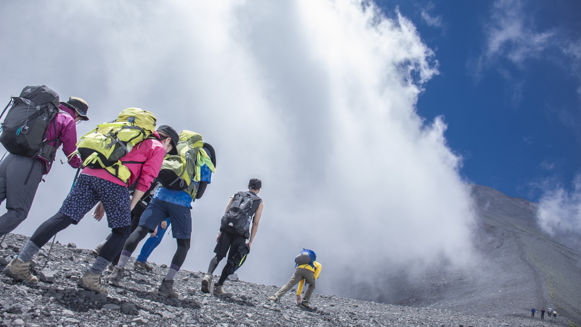 Climbing Mount Fuji - SNOW MONKEY RESORTS