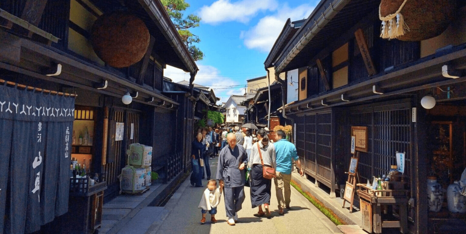 Limited Express Thunderbird (Osaka-Kyoto-Tsuruga) - SNOW MONKEY RESORTS
