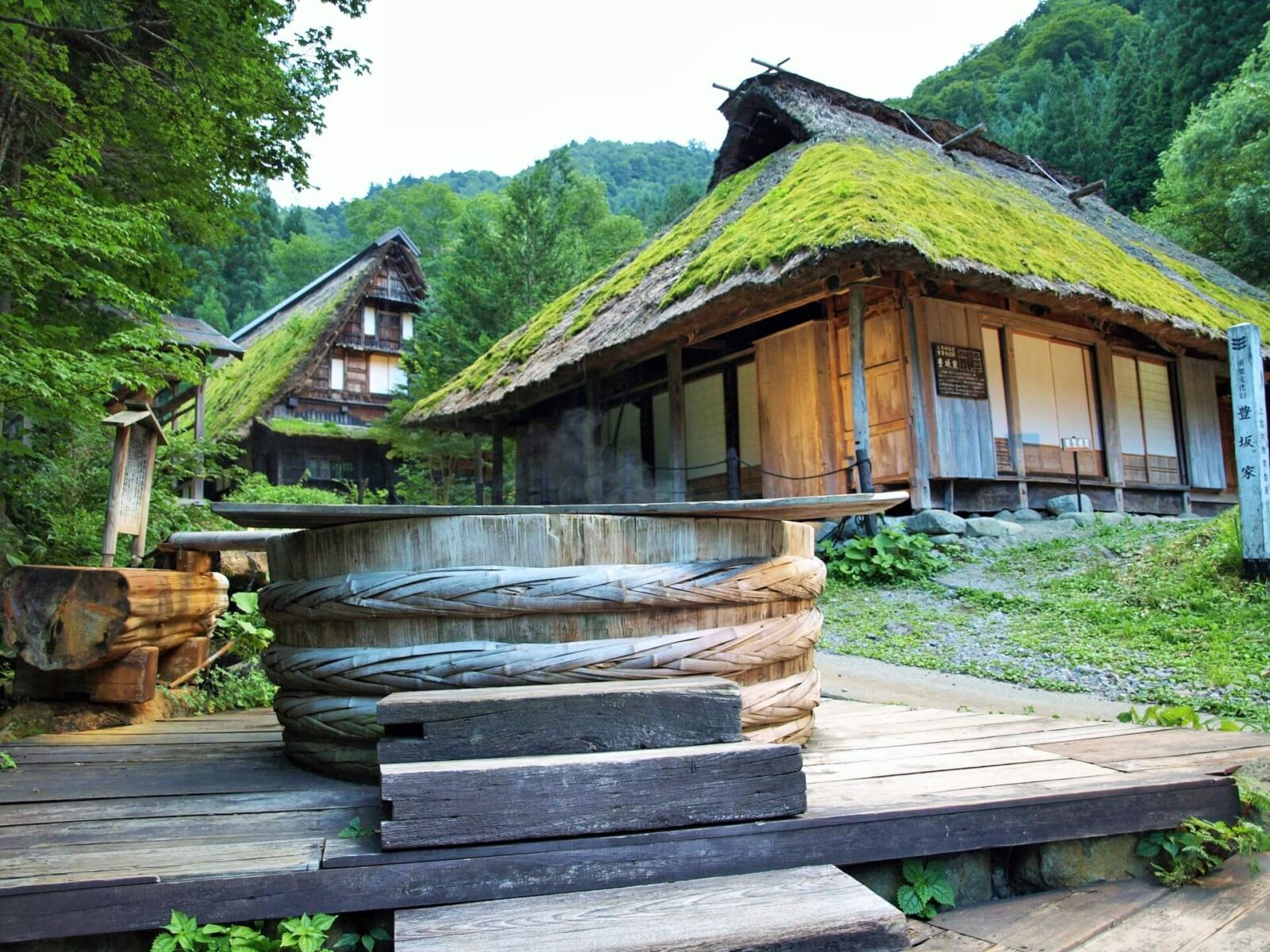 Hirayu Onsen: A Historical Hot Spring Haven - SNOW MONKEY RESORTS