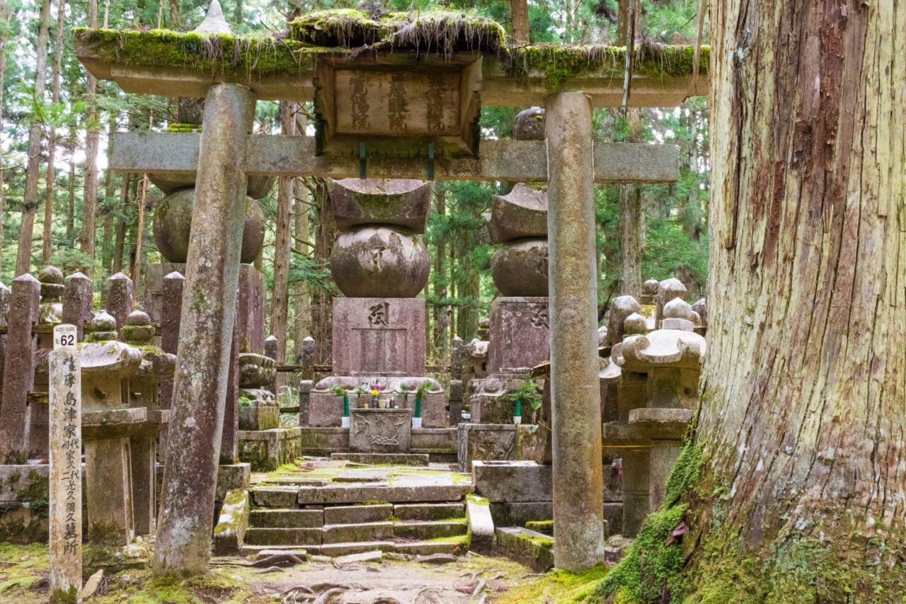 Okunoin Temple - SNOW MONKEY RESORTS