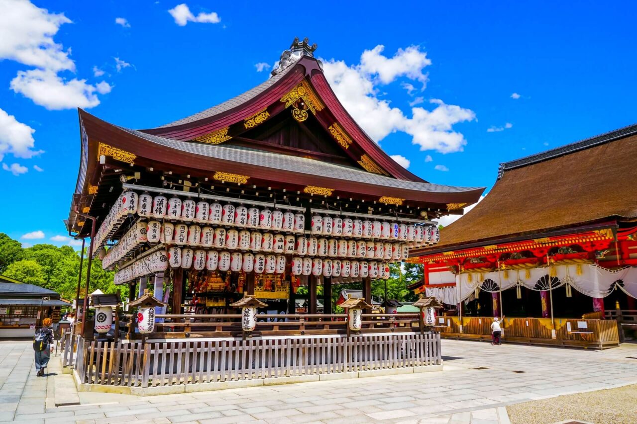 Yasaka (Gion) Shrine - SNOW MONKEY RESORTS