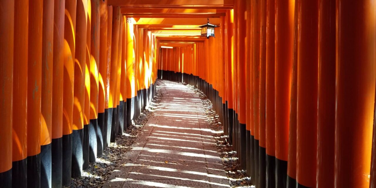Fushimi Inari Taisha - SNOW MONKEY RESORTS