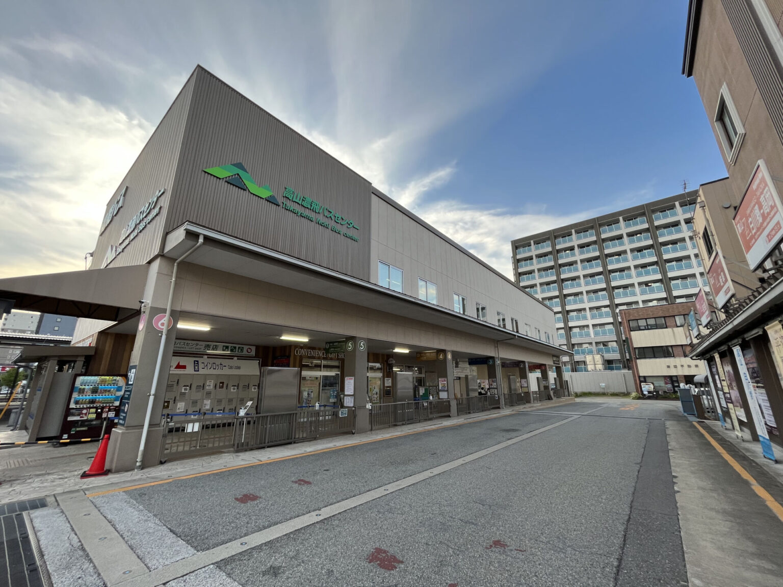 Express Bus From Takayama to Shirakawa-go / Kanazawa - SNOW MONKEY RESORTS