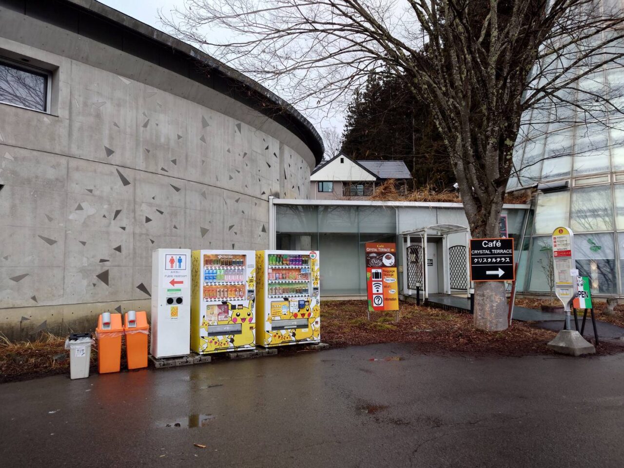 Snow Monkey Park Bus Stop - SNOW MONKEY RESORTS