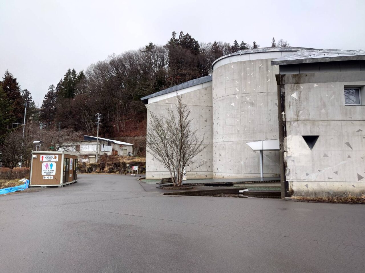 Snow Monkey Park Bus Stop - SNOW MONKEY RESORTS