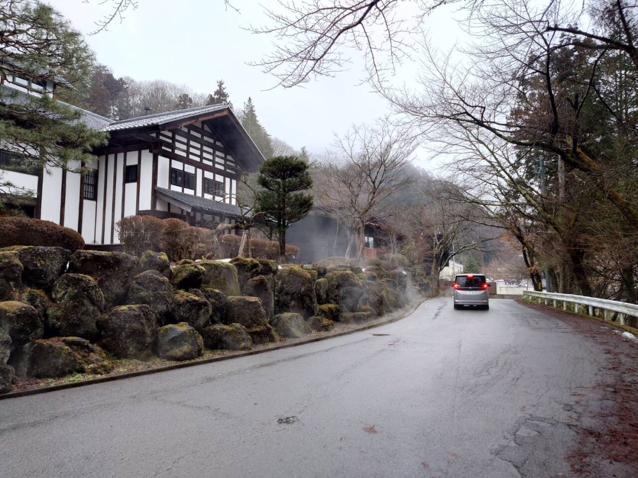 Snow Monkey Park Bus Stop - SNOW MONKEY RESORTS