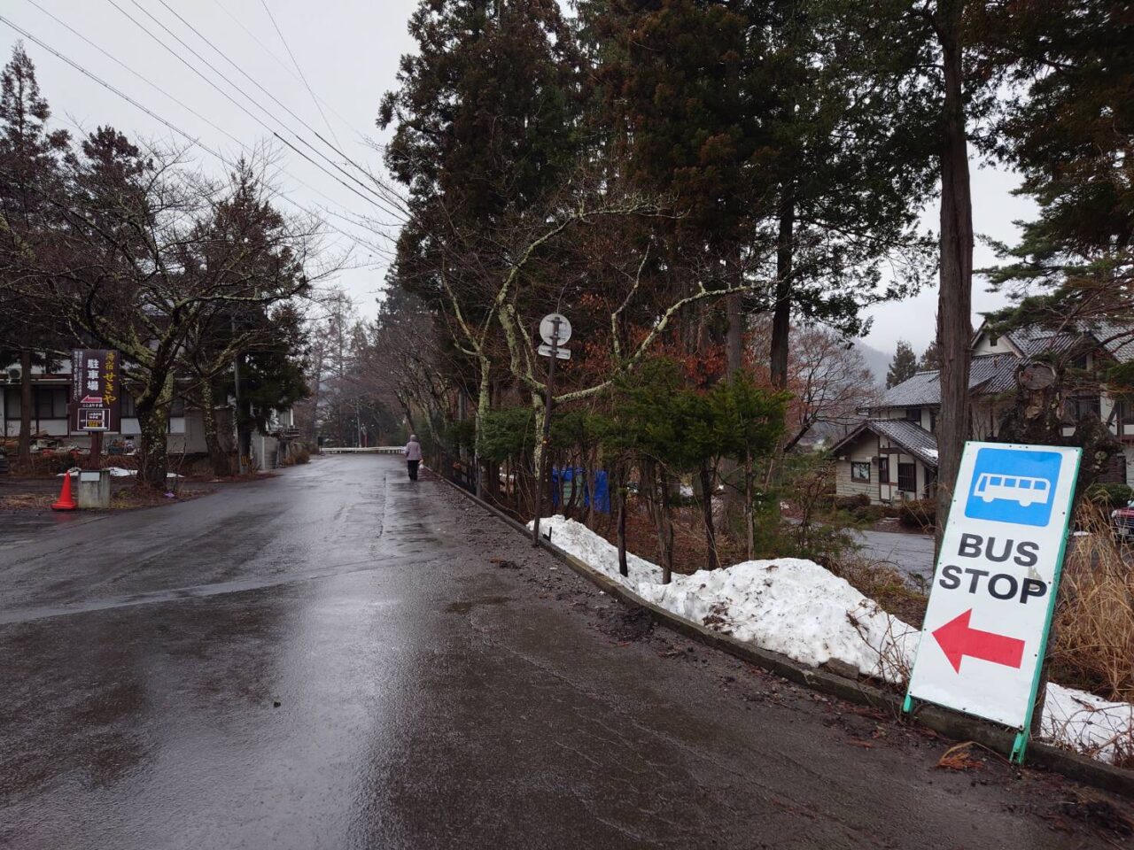 Snow Monkey Park Bus Stop - SNOW MONKEY RESORTS