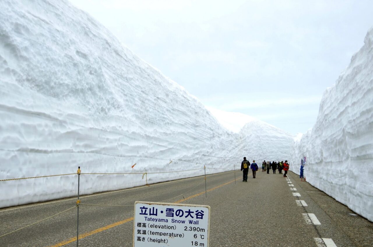 The Snow Walls of Tateyama-Kurobe - SNOW MONKEY RESORTS
