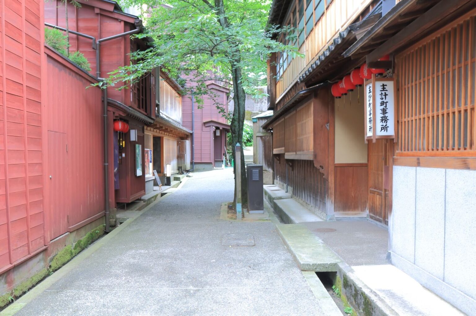 Day Tour in Kanazawa: Glamor of the Geisha, a Daimyo’s Villa and a ...