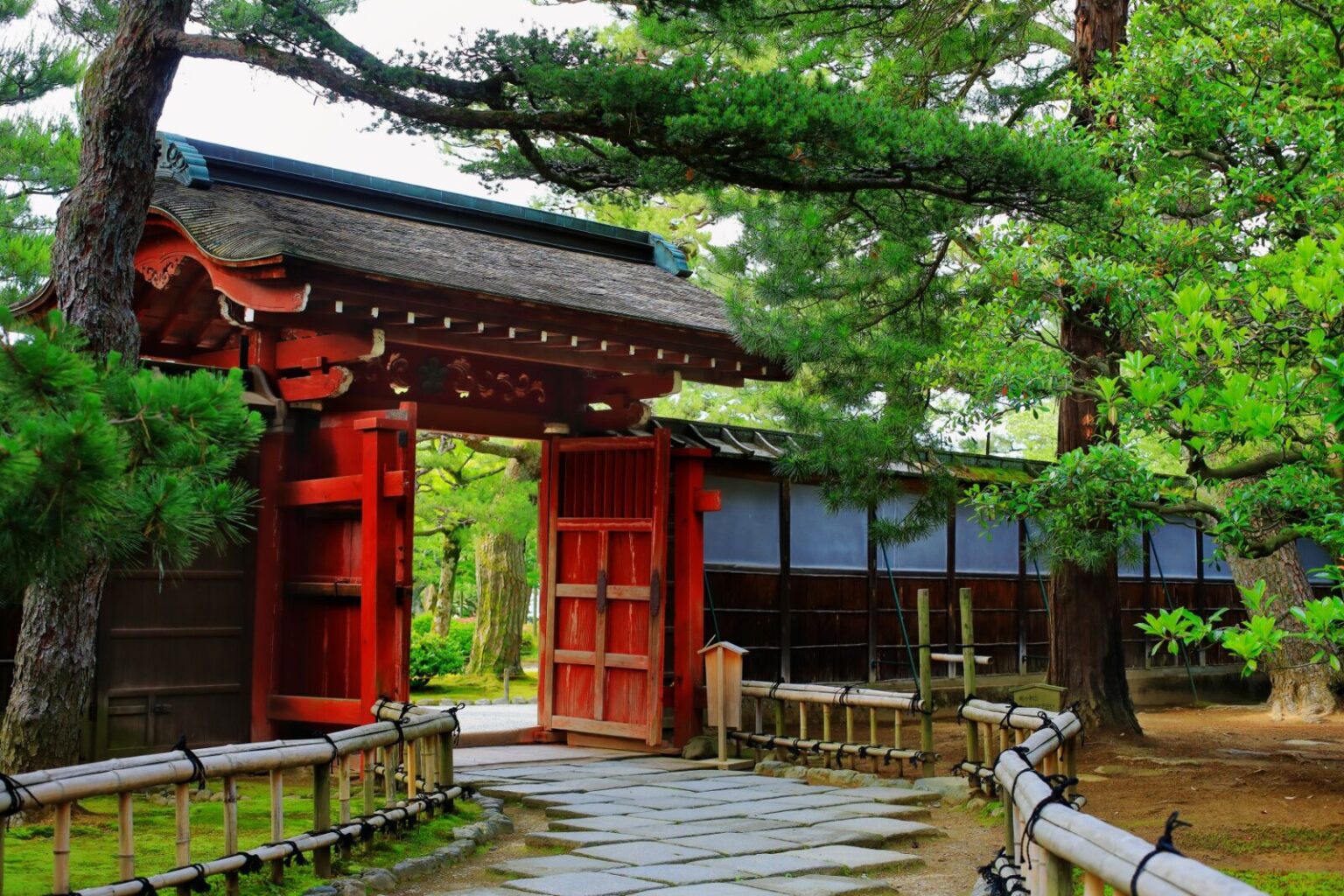 Day Tour in Kanazawa: Glamor of the Geisha, a Daimyo’s Villa and a ...