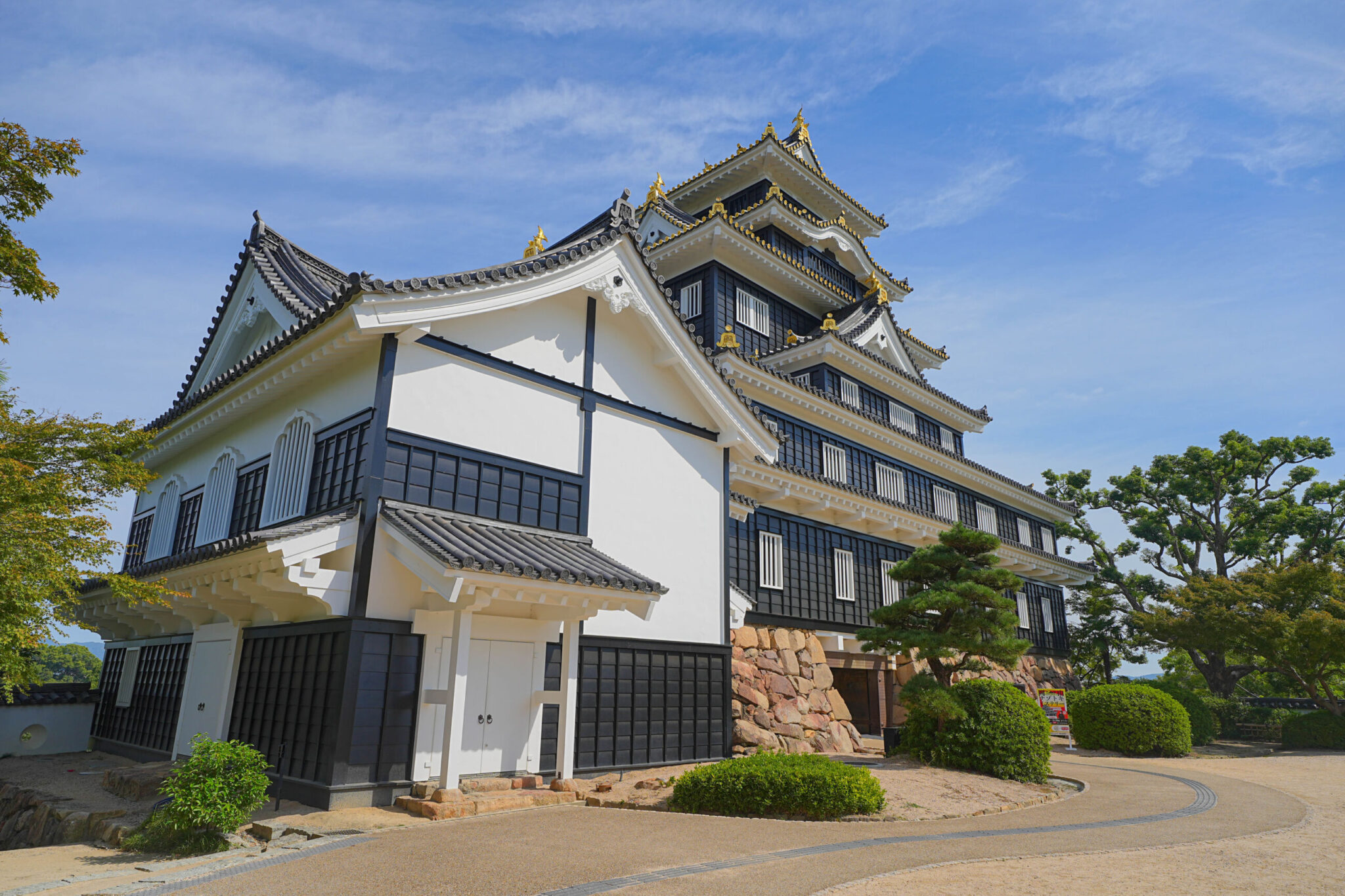Okayama Castle - Snow Monkey Resorts